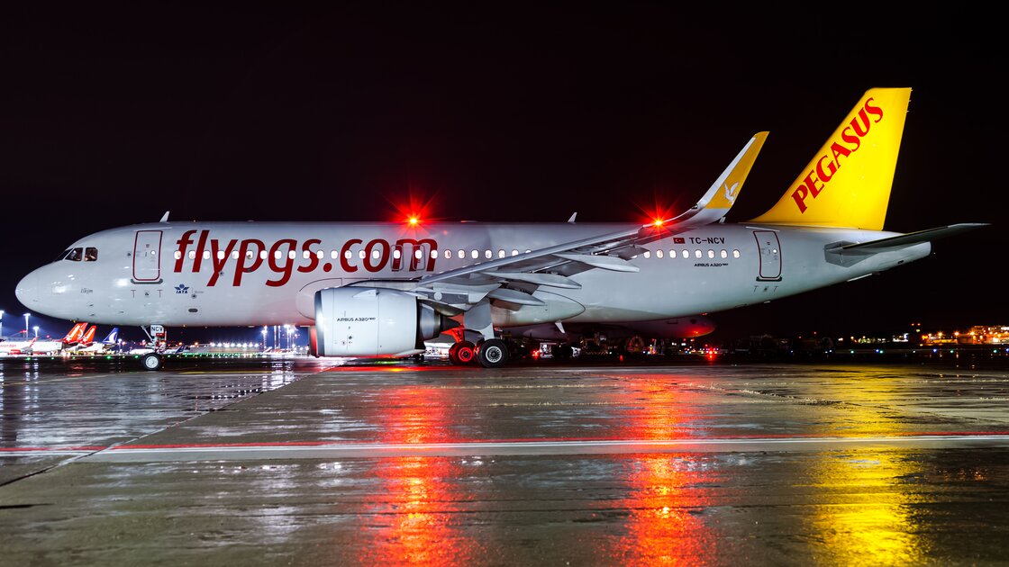 Arrival and Departure - Stuttgart Airport